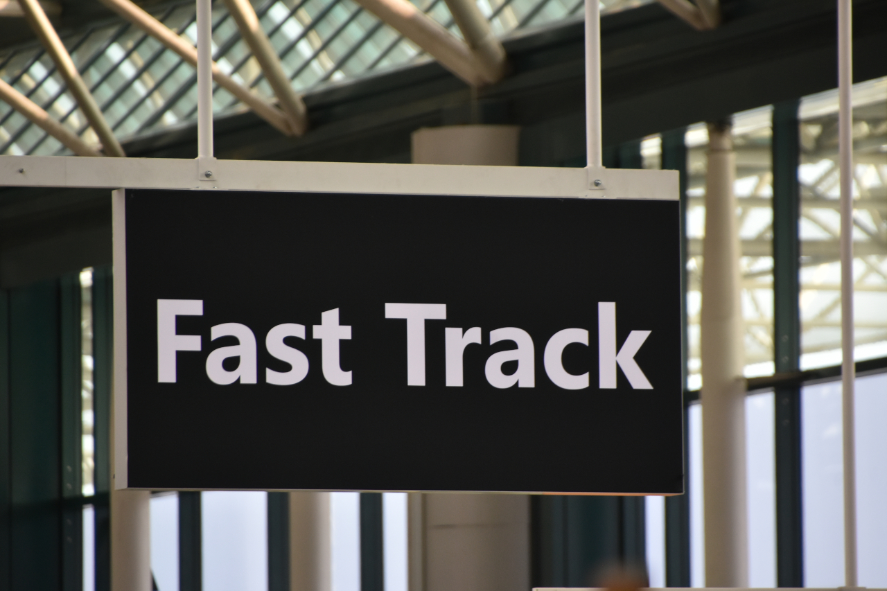 Fast Track – co to jest i jak działa? | WakacyjnaPolisa